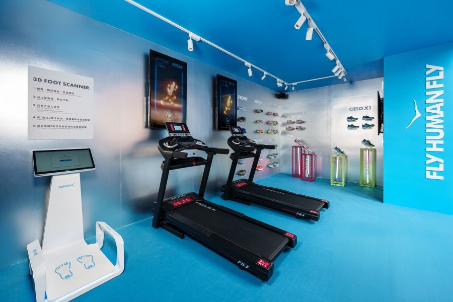 HOKA「FlyLab跑步機器實驗室」信義區空降開張 即日起至5/5快閃號召消費者體驗創新跑鞋科技 檢測跑步等級 找出專屬於你的3D足型與命定 ...