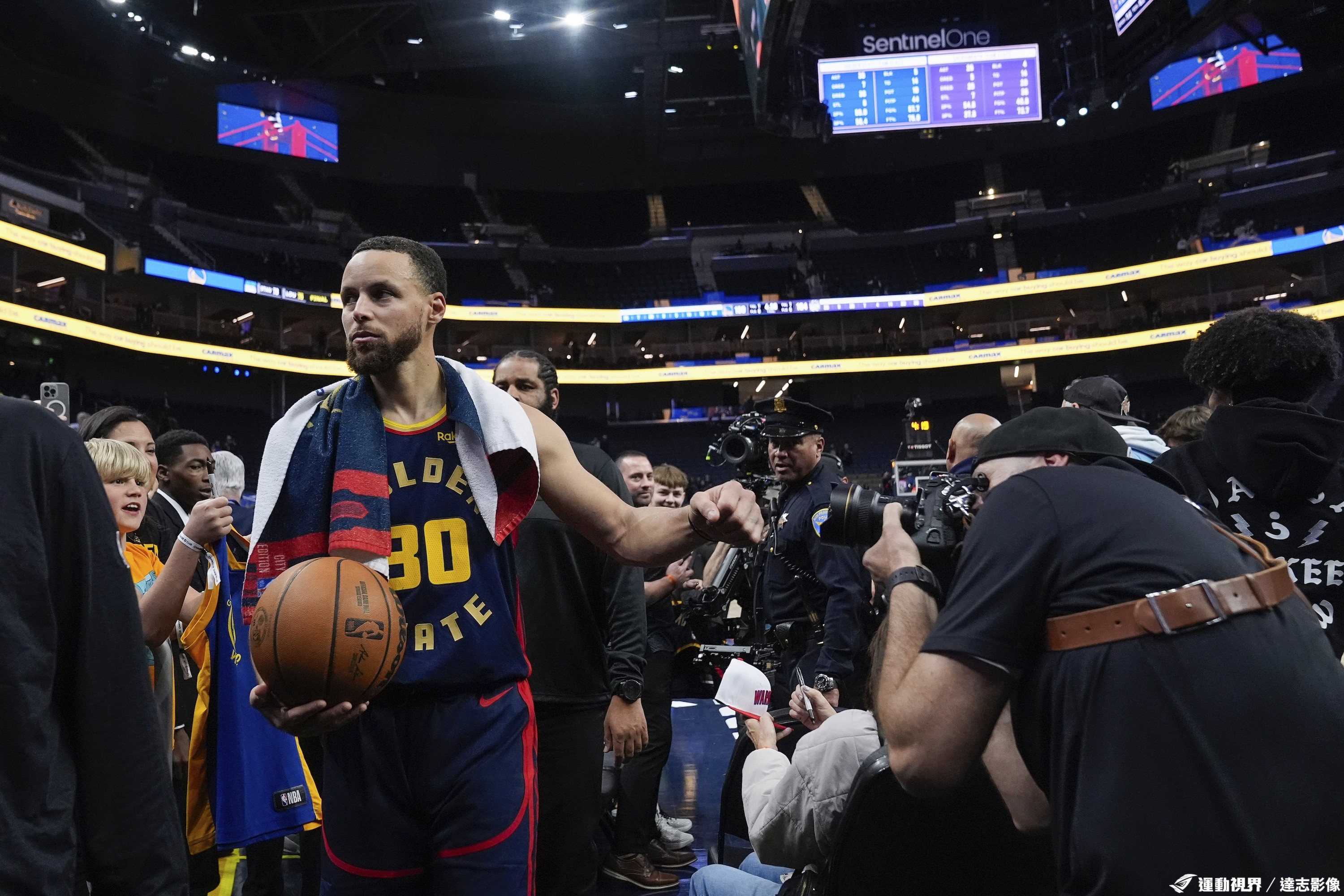 NBA》Stephen Curry生涯4000顆三分球達標 勇士輕取國王 - NBA - 籃球 | 運動視界 Sports Vision