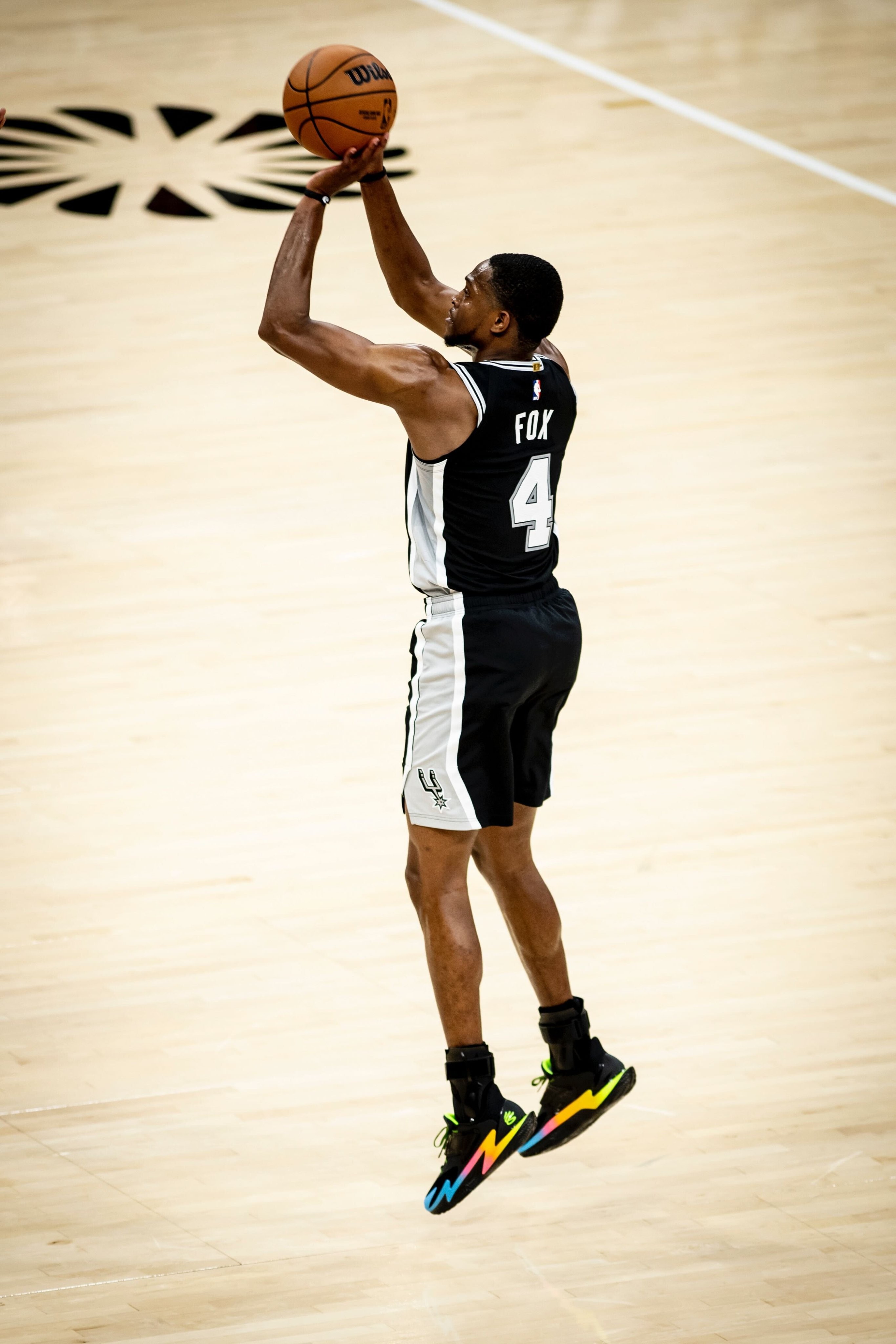 王牌控衛Fox回歸，決勝時刻鎖定勝局，帶領馬刺擊敗鵜鶘 - NBA - 籃球 | 運動視界 Sports Vision