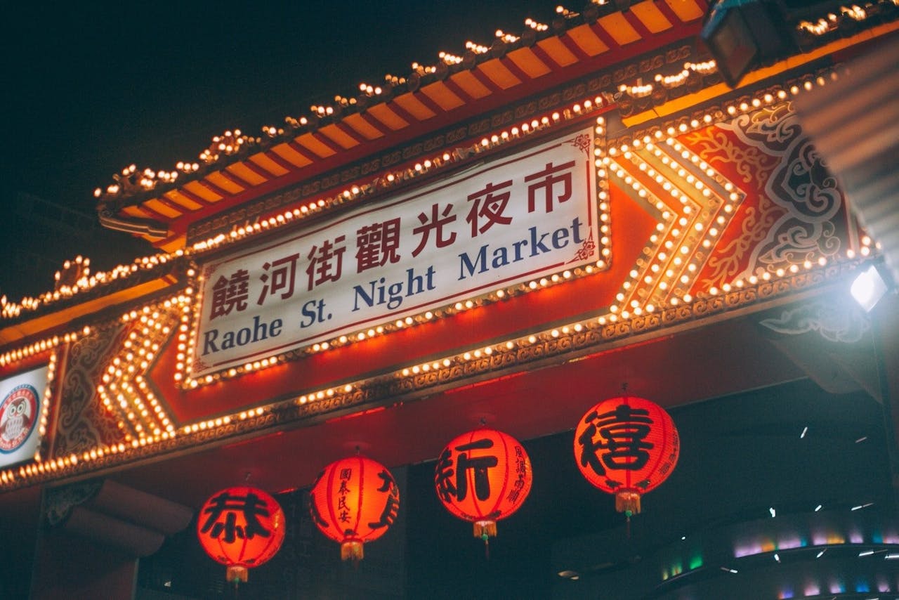 到算命仙聚集的饒河夜市，來趟邊吃邊喝、求神問卜的開運之旅 - TNL The News Lens 關鍵評論網