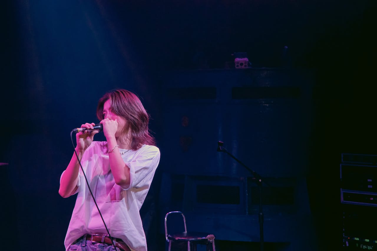 【關鍵專訪】日本創作歌手XinU：「大眾演劇」與爵士駐唱燃起舞台夢，倫敦之旅啟發「一起搖曳吧」主題演唱會 - TNL The News ...