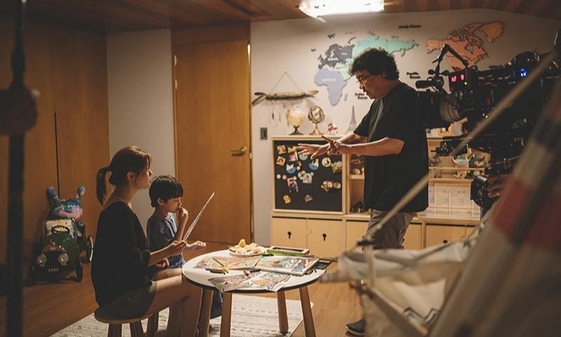 ‘Parasite’ Symbolism Explained: Instant Noodles, Language, Basement ...