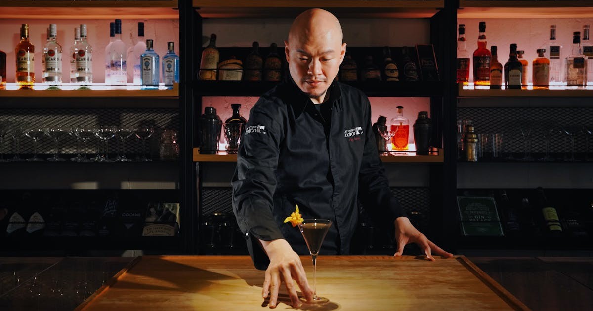 【關鍵專訪】「台灣調酒教父」Aki王偉勳：現在的客人沒有15分鐘聽你解釋一杯酒，他們要的是直接感受 - TNL The News Lens 關鍵評論網