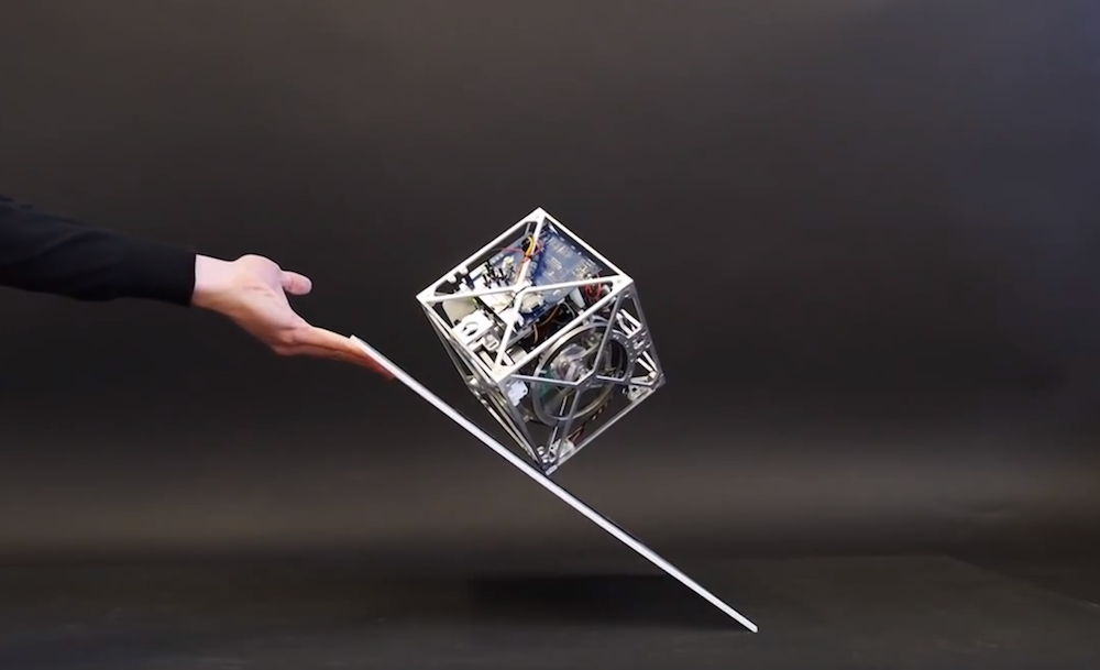 Cubly：可自行翻滾、跳躍、平衡的正方體機器人 - INSIDE